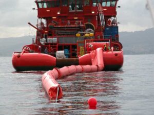 Inflatable floating containment booms